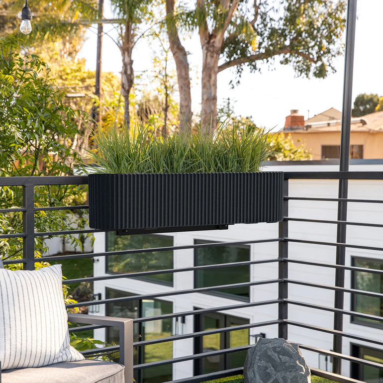 Veradek planters made in Canada - Alphaplantes